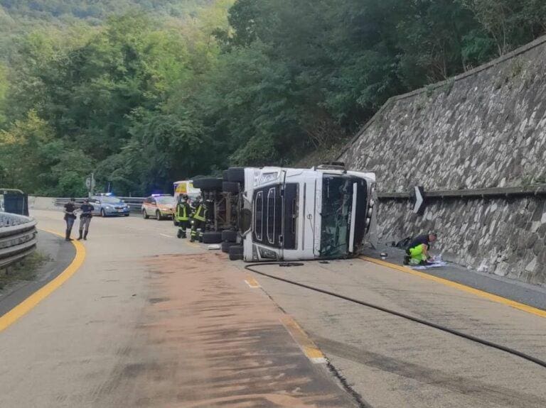 Caos Autostrade, camion si ribalta in A7: traffico in tilt, soccorsi ...