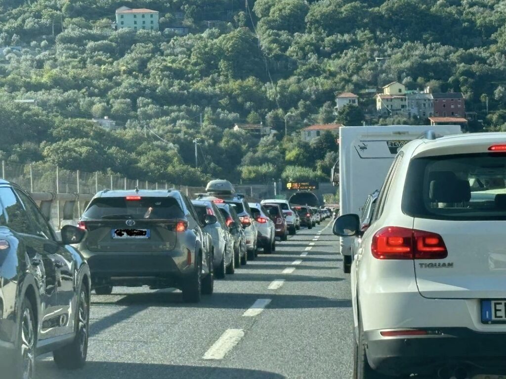 Autostrade, traffico completamente in tilt in A10: code fino a 10km