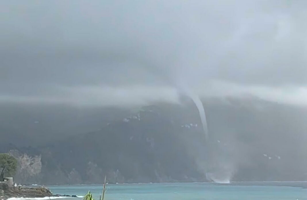 Maltempo Liguria, grossa tromba marina al largo di Recco