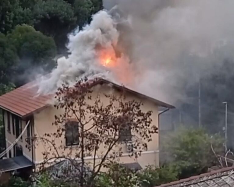 Incendio in un palazzo a Pontetto, soccorsi sul posto